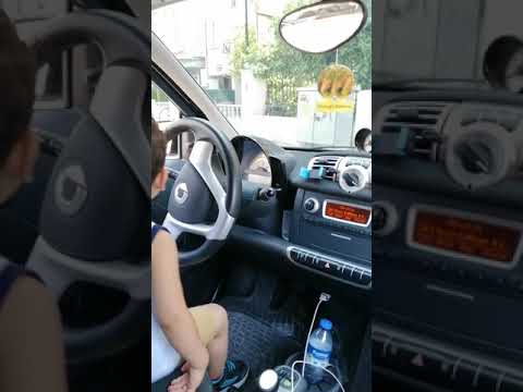 Yiğitali arabada şarkı dinlerken