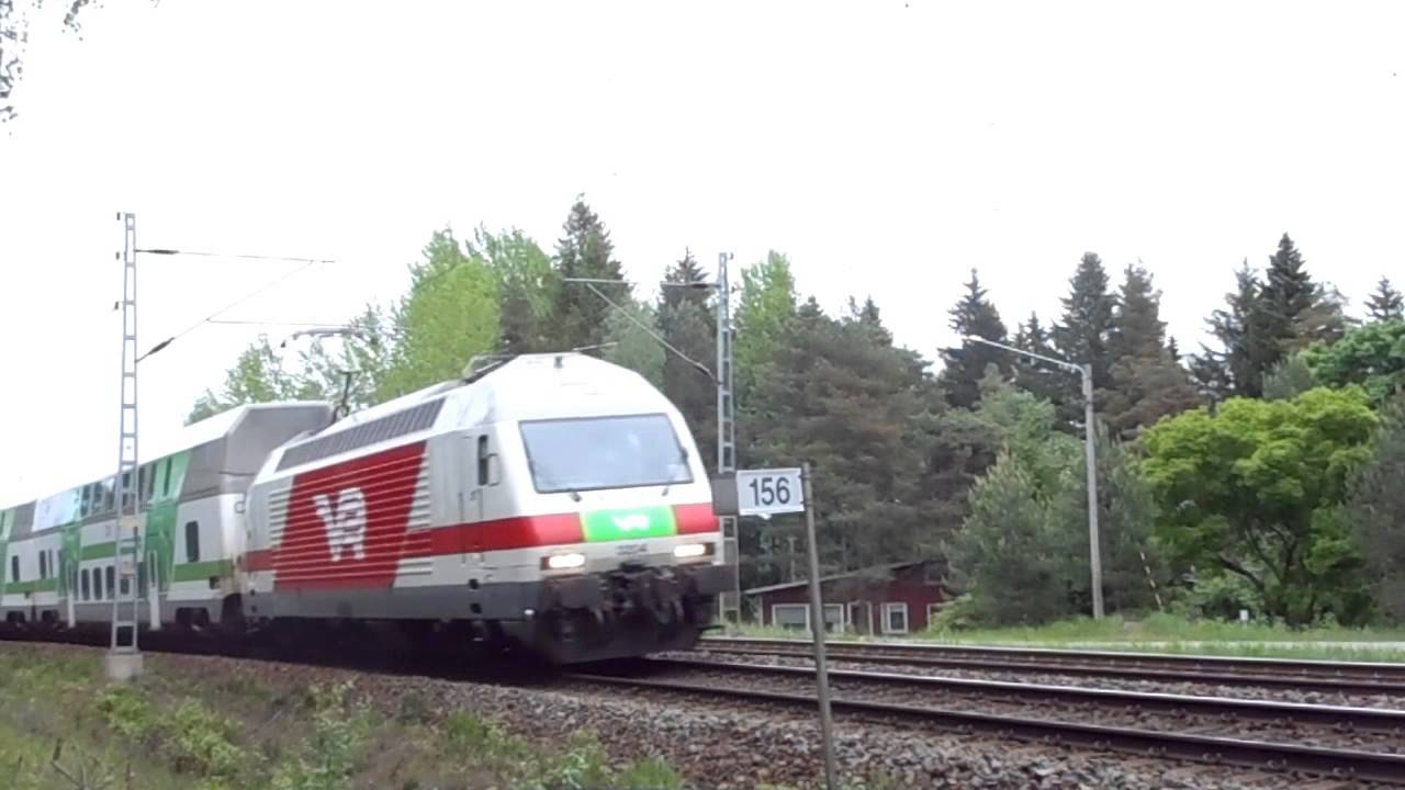 Finnish InterCity2 trains 963,968 and Y-commuter train passes old level ...