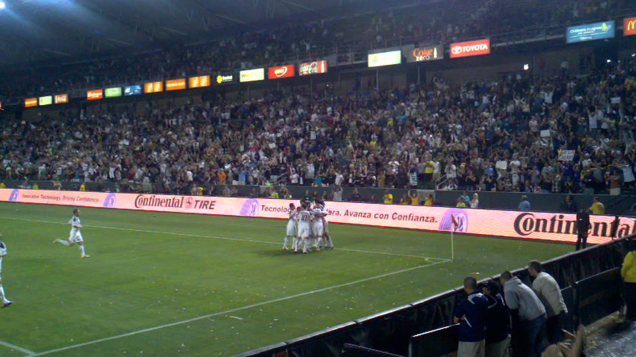 David Beckham scores of his own corner kick! - YouTube