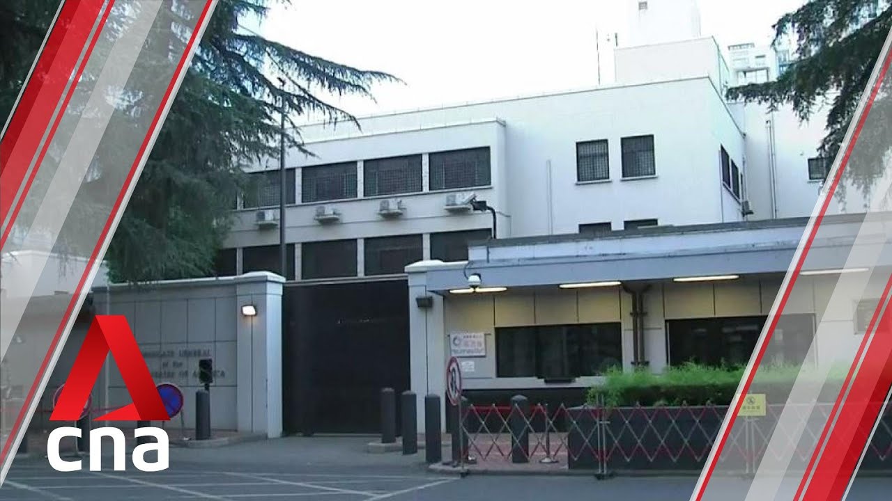 Chinese authorities take over US consulate in Chengdu - YouTube