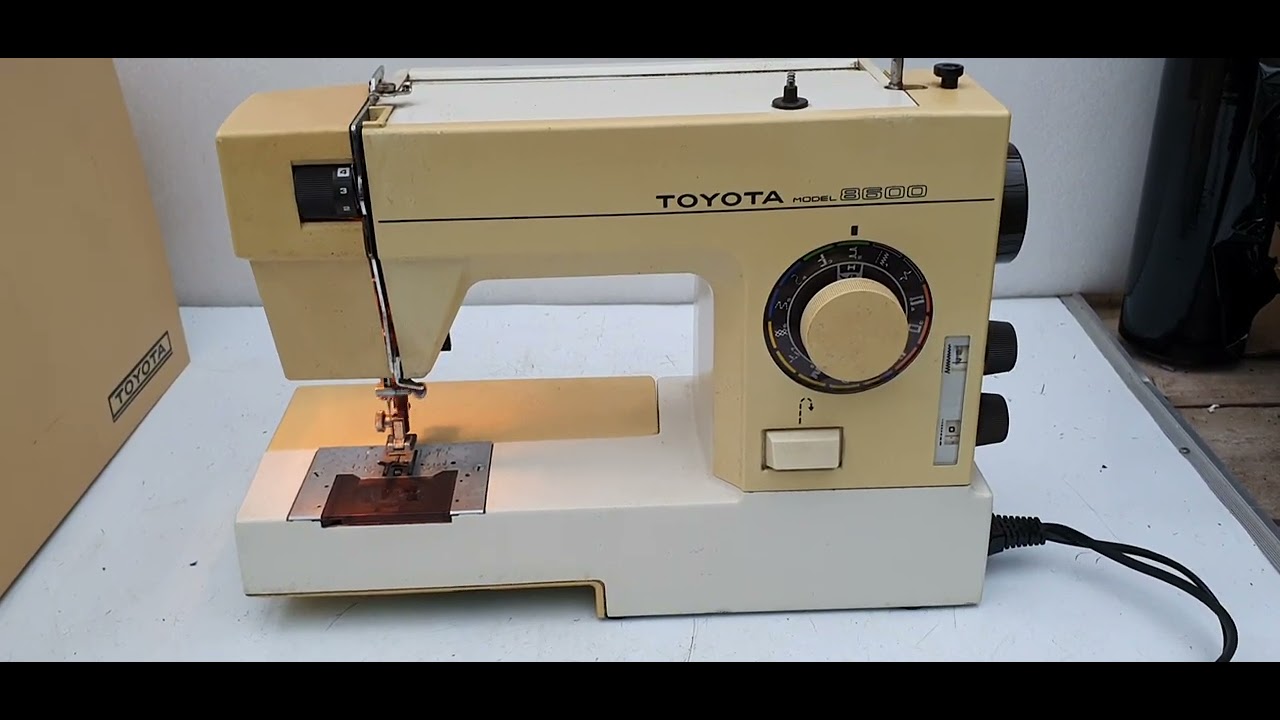 Toyota model 8600 Sewing Machine - YouTube