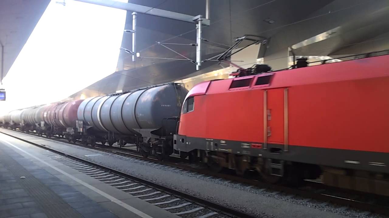 Güterzug durch fahrt am Wiener Hauptbahnhof - YouTube