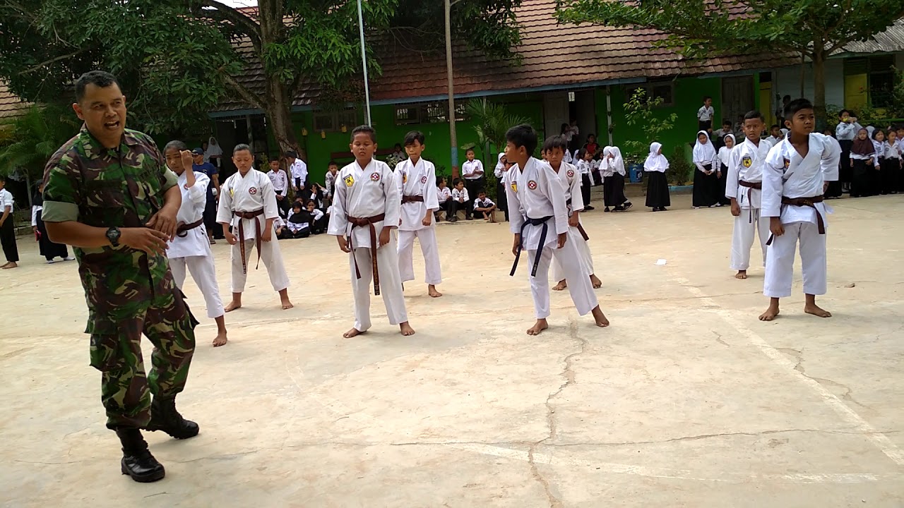 Karate dojo Denzipur 8 - kaliman selatan - YouTube