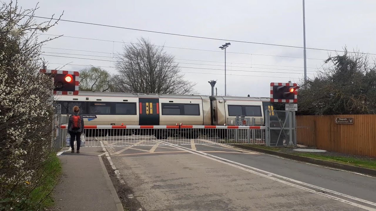 Shepreth (Station Road) Level Crossing, Cambridgeshire - YouTube