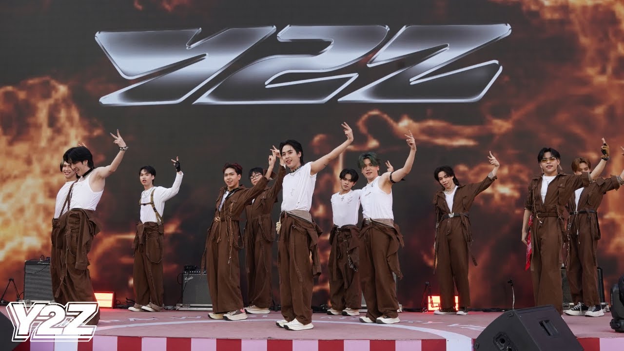 Y2Z - FULL PERFORMANCE | @ centralwOrld Merry Ville - YouTube