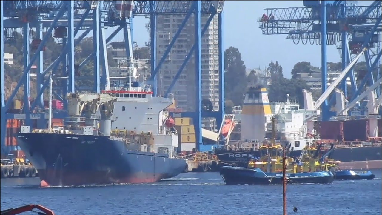 Reefer ship CS TRUST departure Valparaiso port. - YouTube