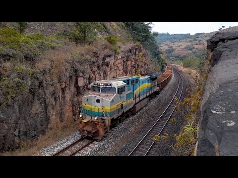 EFVM - Minério formado por Dash-9 líder e Dash-9M remota + 258 vagões GDE's, KM 528. - YouTube