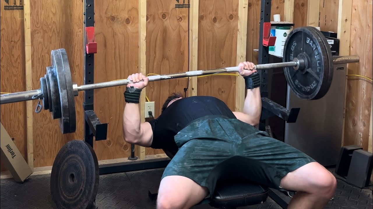 BENCHING 290lbs(132kg), bulk to 220lbs naturally day 17, home gym chest ...