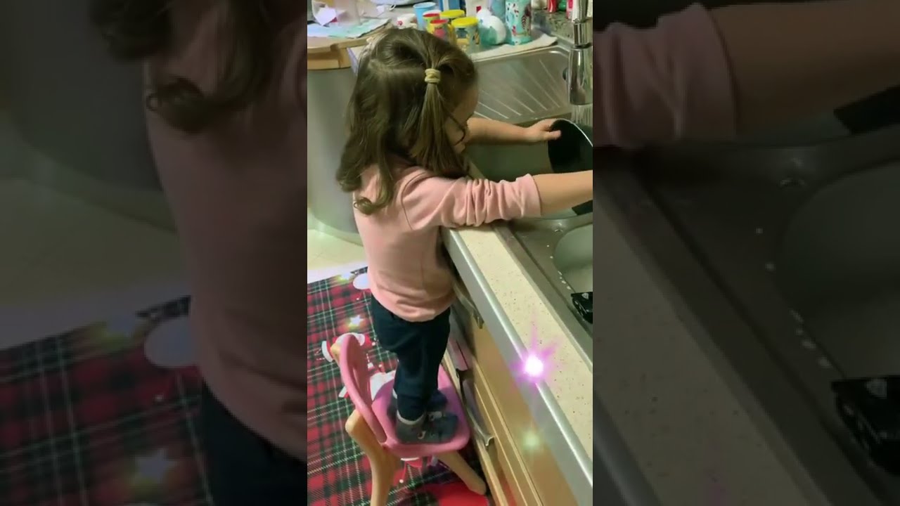 Roby lava le padelle!!!😂🌈 - YouTube