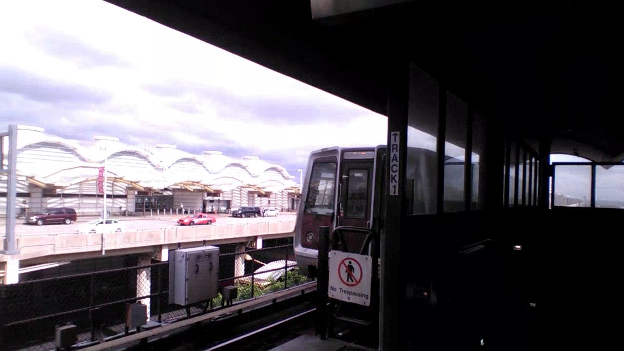WMATA Metrorail Blue Line arriving Ronald Reagan National Airport - YouTube
