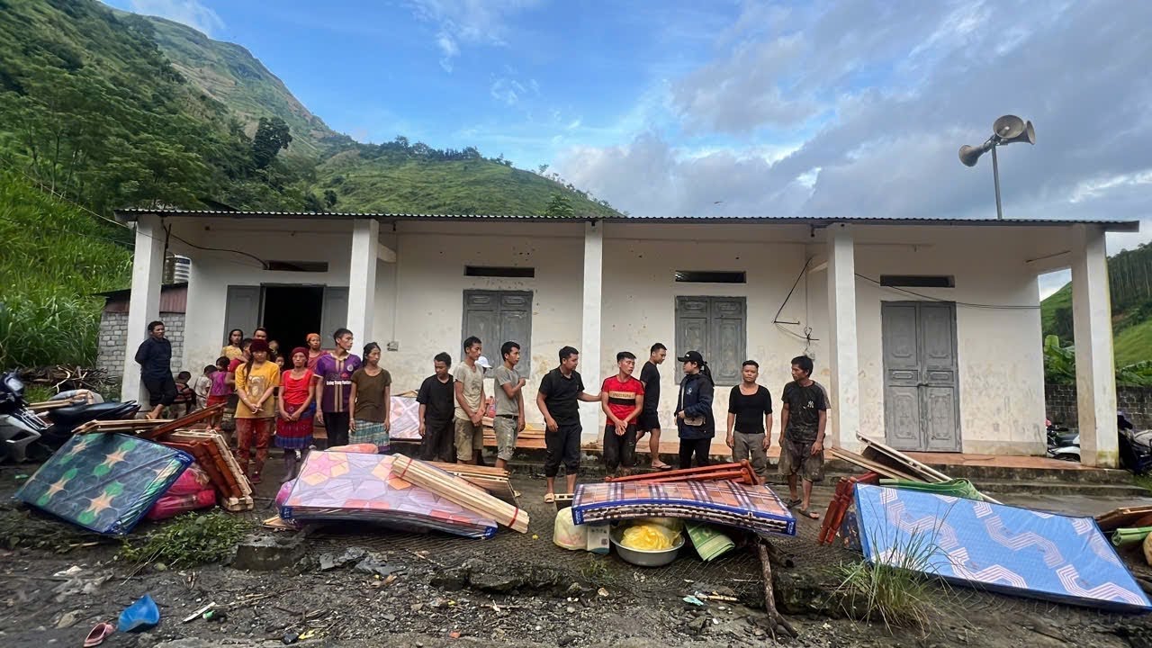 Toan Hoang Do Lũ Thôn Bờ Sông Bất ngờ Nhận Quà Hỗ Trợ Khủng - YouTube