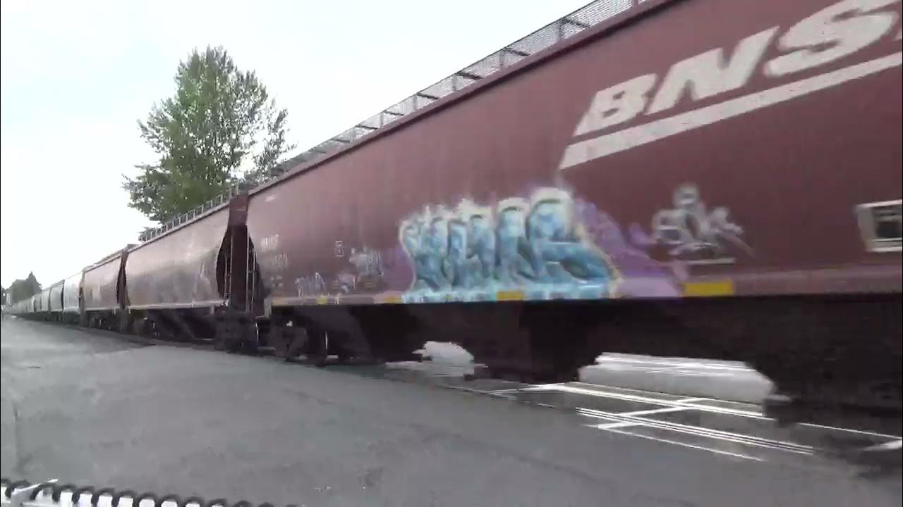 (Northbound) BNSF Grain Train BLAST THROUGH the Main Street Railroad Crossing. (Sumner, WA ...