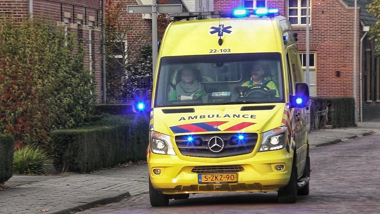 Ambulance 22-103 uit Eindhoven is met spoed onderweg naar het ...