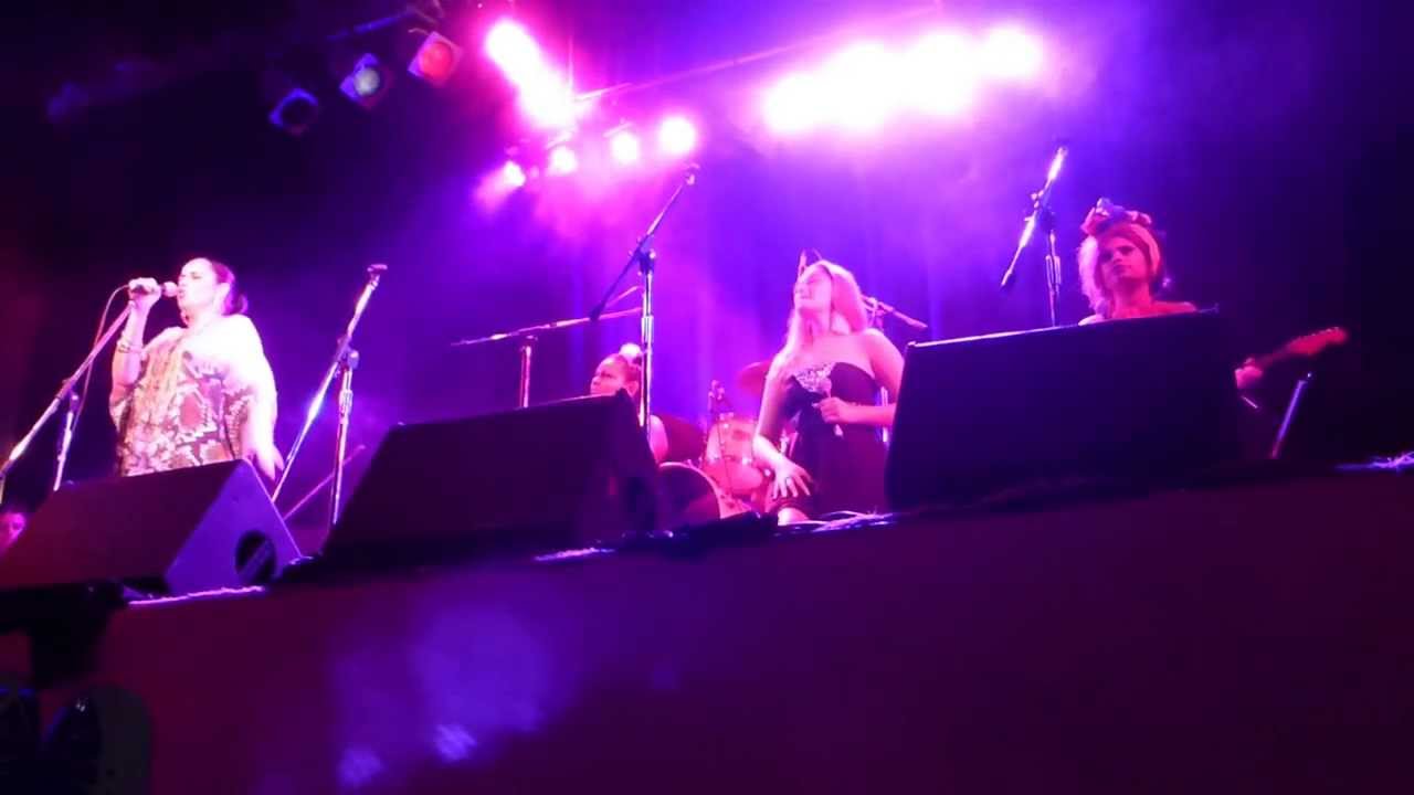 Merenia Gillies w/ The Barefoot Divas - This One Be Killa live at ...