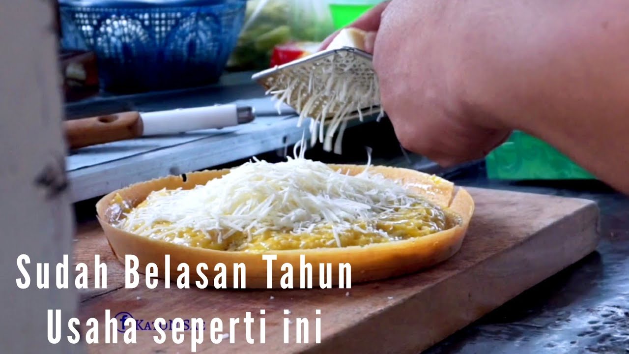 Pembuatan kue martabak manis dengan panci ( pedagang kaki lima alun ...
