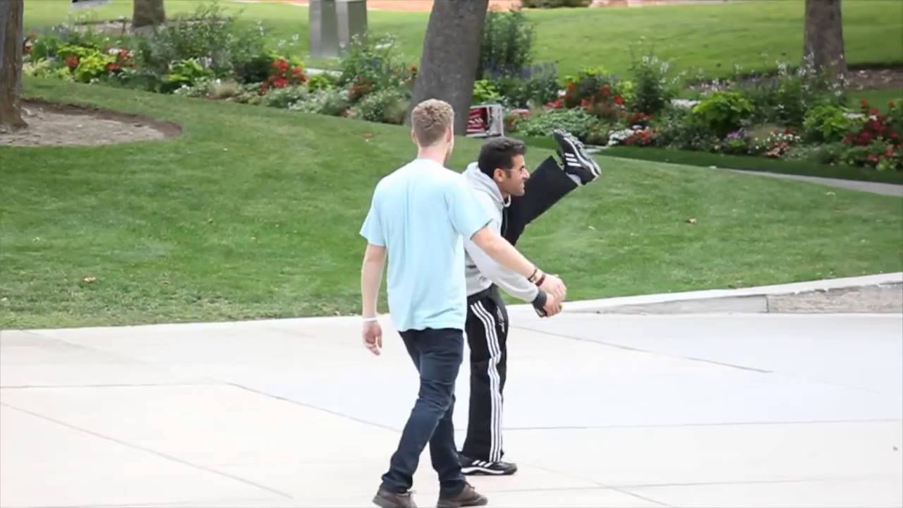 Picking Fights With People / Драка с Незнакомцами - YouTube