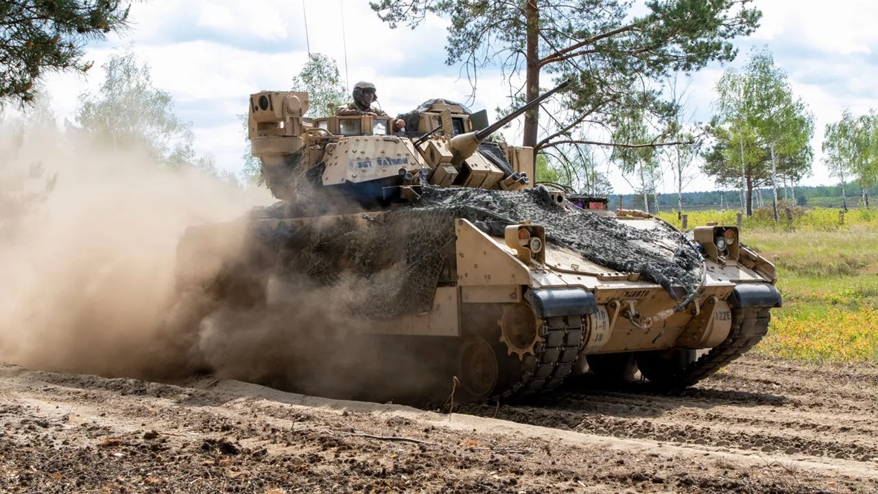 UKRAINIAN BRADLEY IFV, UNDER FIRE, EVACUATES THE CREW OF THE PREVIOUSLY ...