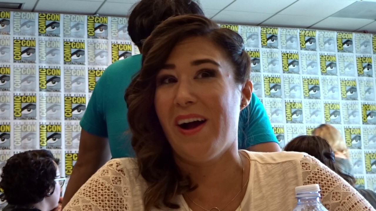 Wynonna Earp - Emily Andras - SDCC 2017 - YouTube