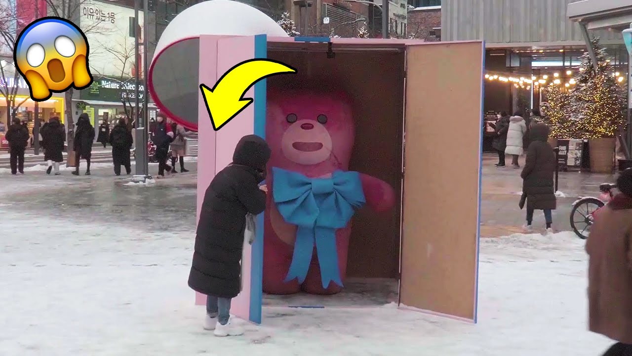 Giant bear Jumps out of Gift box Prank | Giant bear Scary Prank - YouTube
