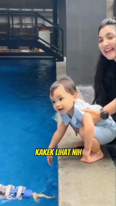 Azura suka banget main cipak-cipak air bareng Genda - YouTube