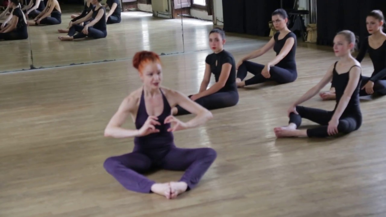 Introduction to Martha Graham contractions - teacher Maggie Boogaart ...