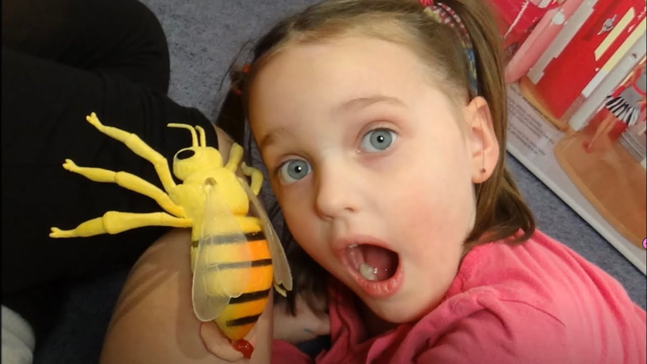 Giant killer bee sting Victoria and Annabelle spatula girl toy freaks - YouTube