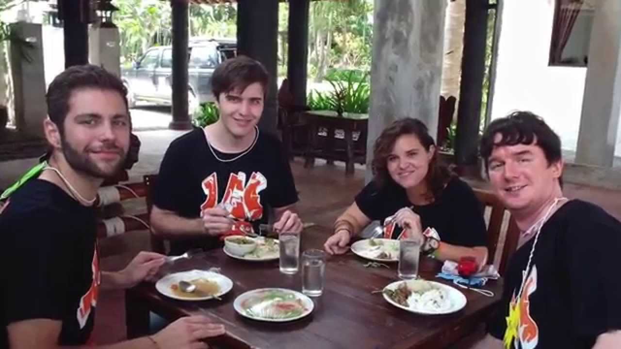 Little English Camp: Samakkhi Witthayakhom 2014 - YouTube