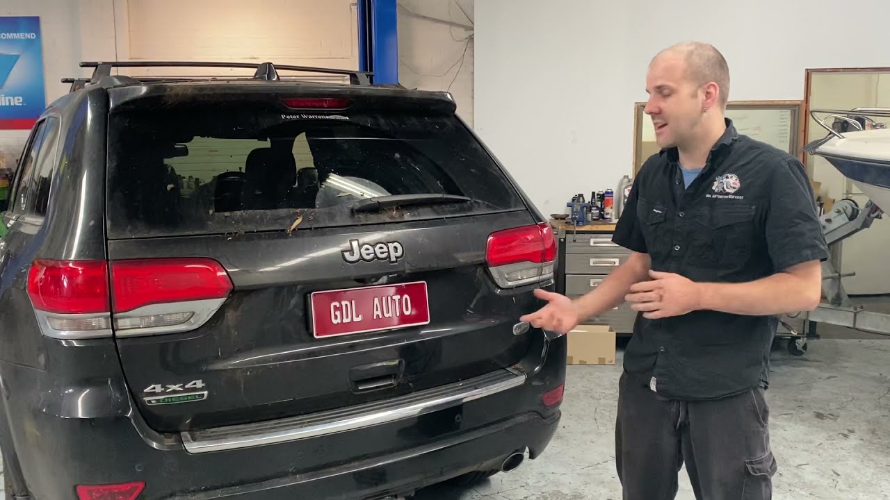 Jeep tailgate opens by itself - YouTube