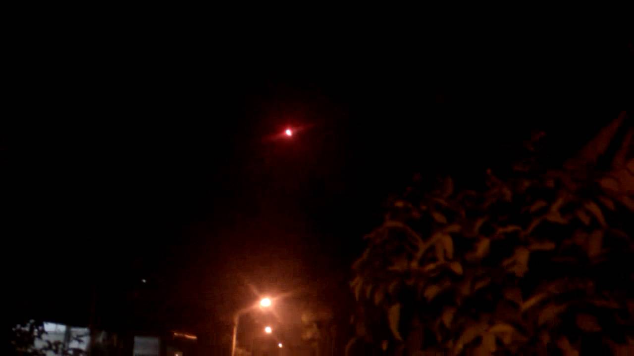 Kembang api mengambang di udara seperti flare - YouTube