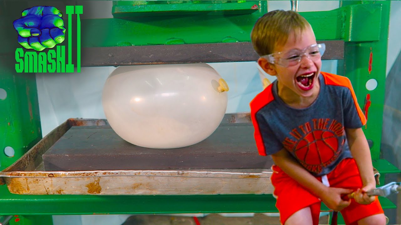 Smash Balloon filled with flour! Crushing things with a hydraulic press ...