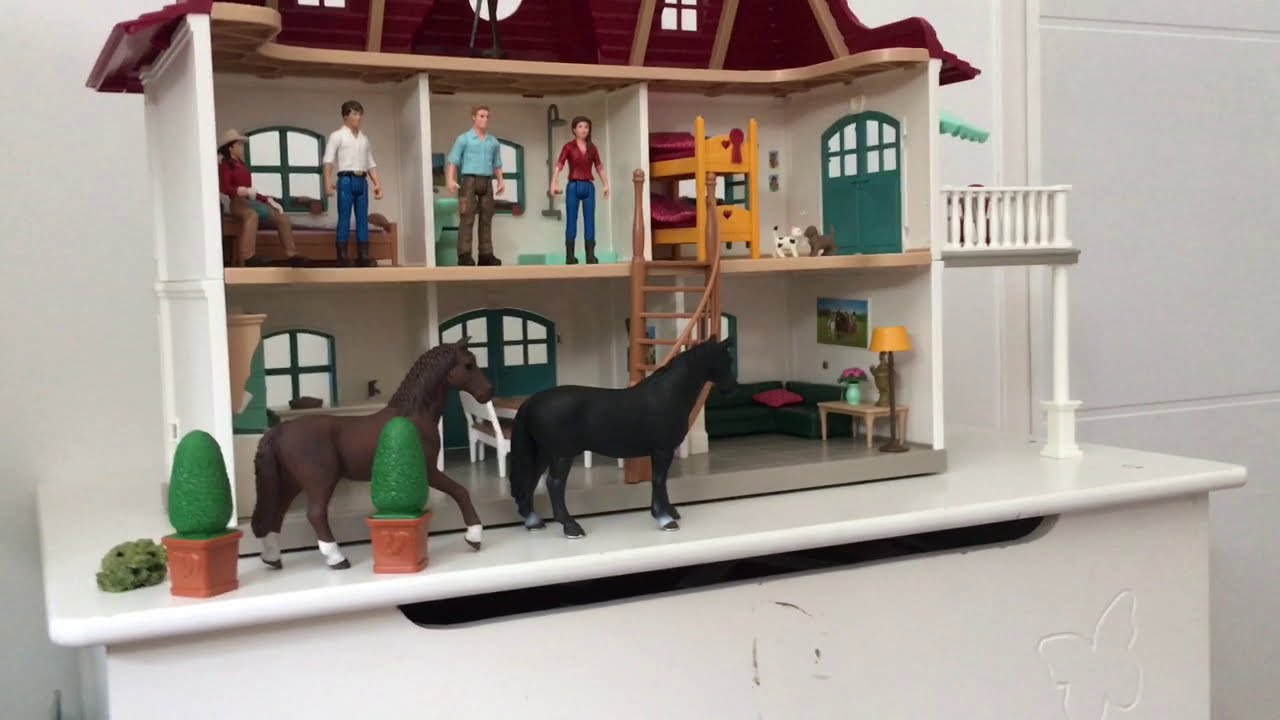On monte ensembles la grande maison Schleich - YouTube