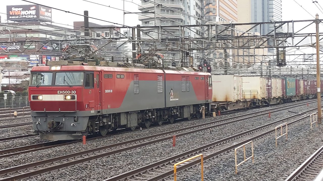 【高速通過する遅延貨物！&記念コンテナ積載！】JR貨物 EH500-30号機+コキ17B 仙A131仕業[3056レ] 隅田川行 与野駅通過！[2024.02.23(金)] - YouTube