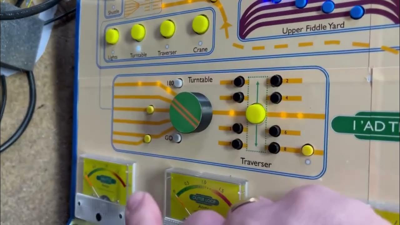 Hornby Dublo motorised indexing turntable demonstration - YouTube