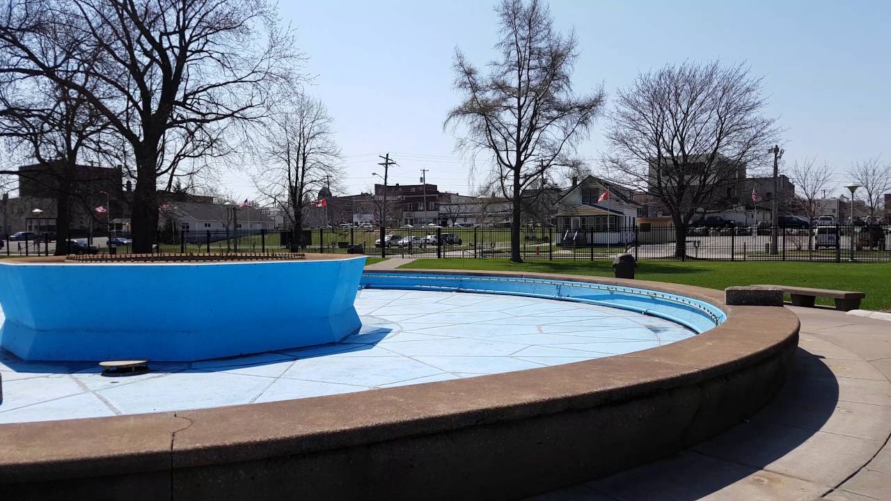 Soo Locks Park Fountain - YouTube
