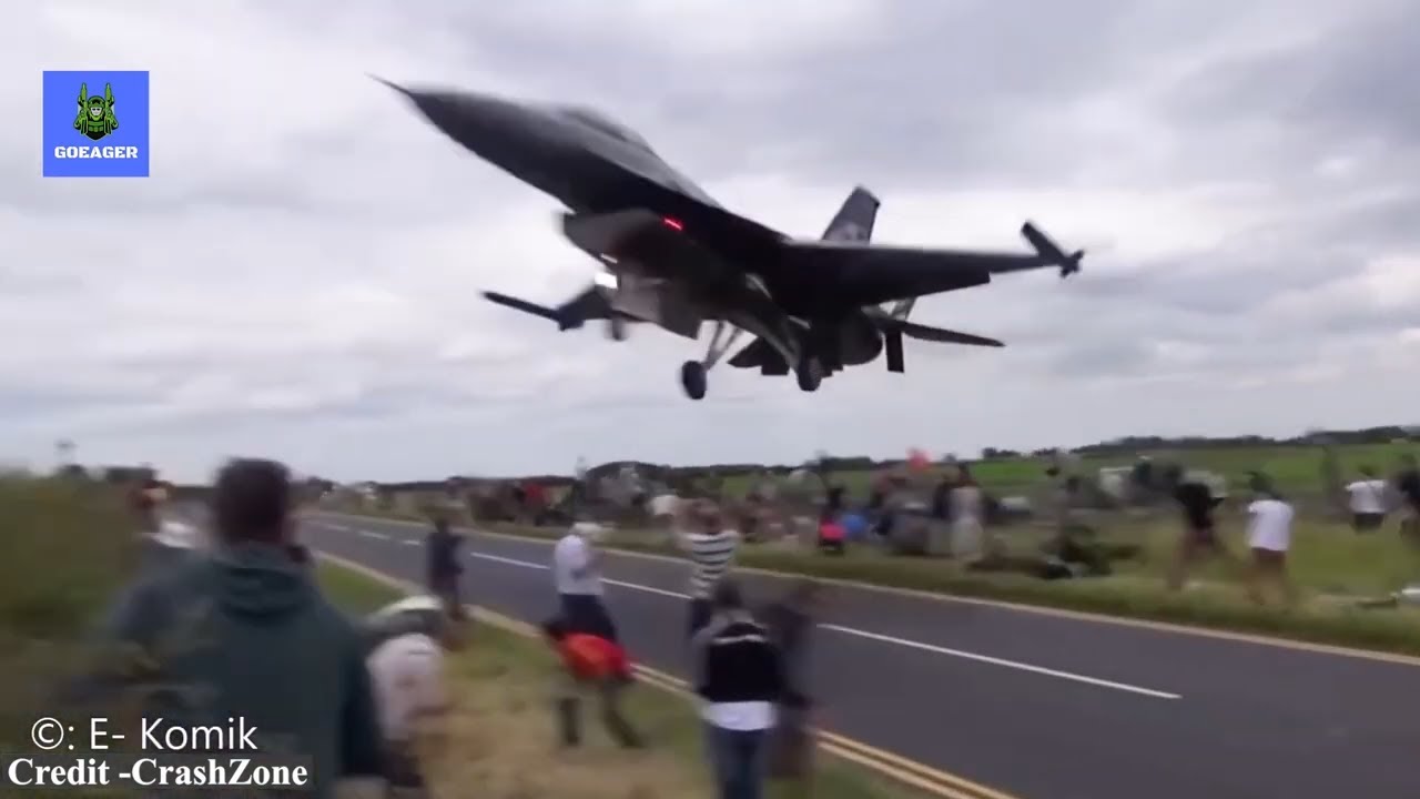 Top Emergency Landing of Planes & CRASHES | Extreme Plane Landing - YouTube