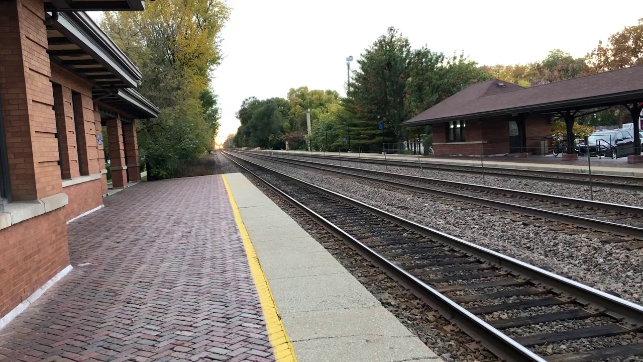 Inbound Metra 181 Express Passing Riverside IL - YouTube