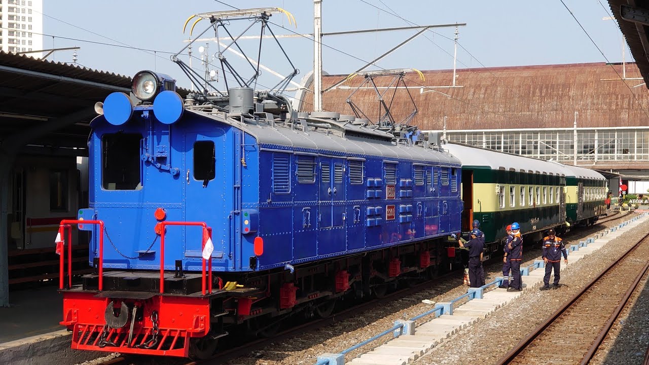 LOKOMOTIF LISTRIK TERTUA MILIK INDONESIA, KINI USIANYA 97 TAHUN ...