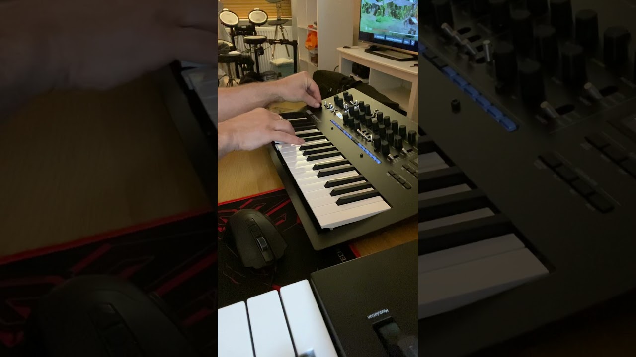 Korg Minilogue Xd Demo - Moog Lead Patch - YouTube