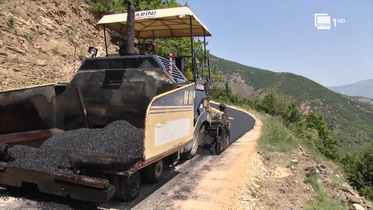 Asfaltimi i rrugëve rurale, Bulqizë, shtrohet rruga e Bllacës | RTSH ...