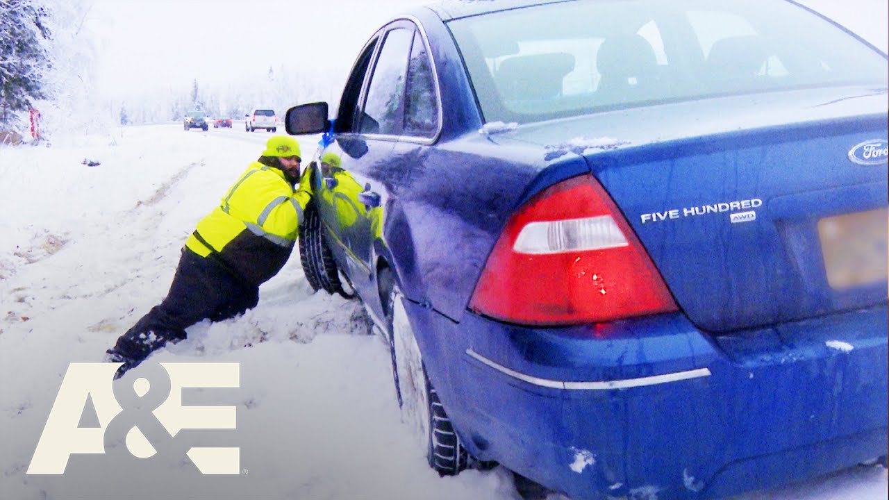 Pushing A Car Out Of The "Kill Zone" | Hustle & Tow | A&E - YouTube