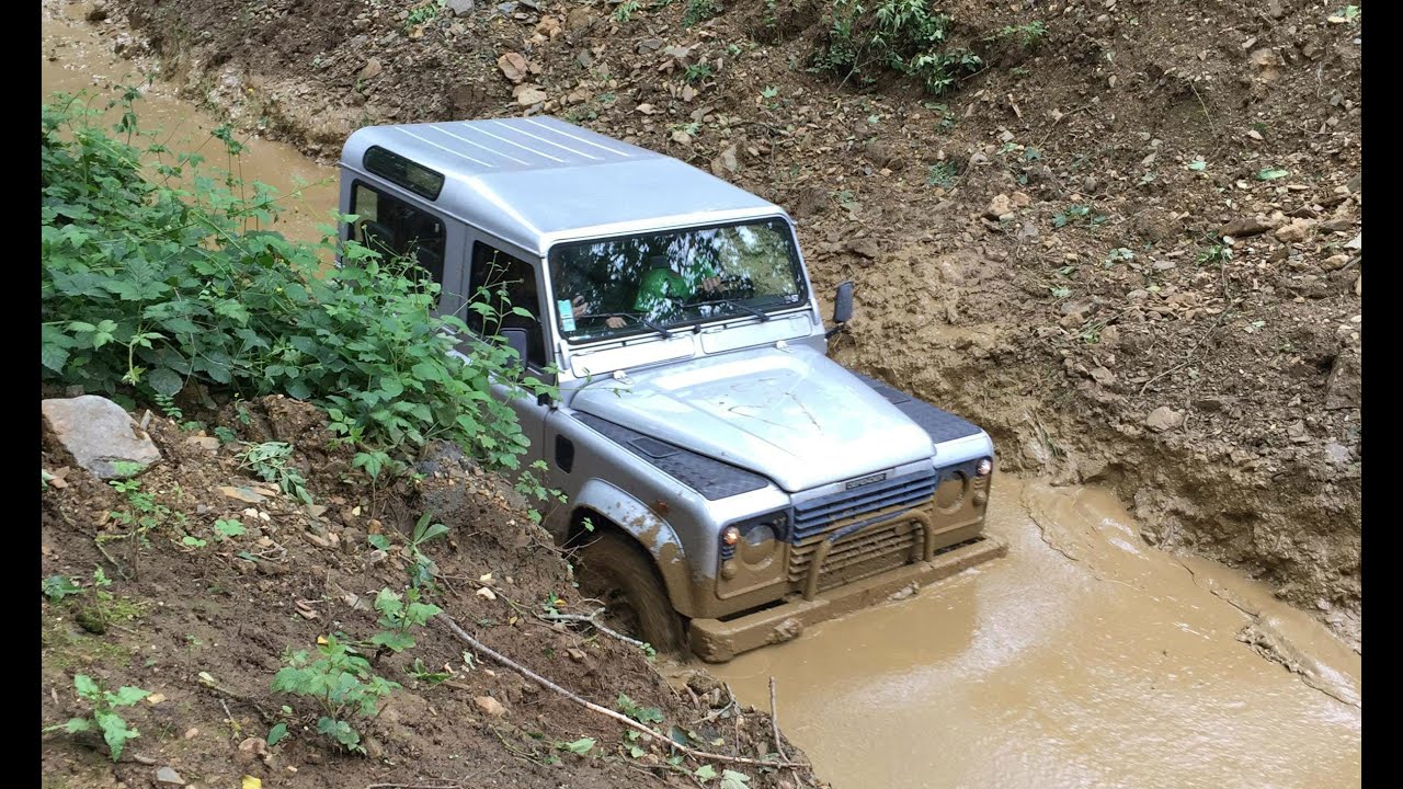 Defender TD5 offroad in Mud - Land Rover - YouTube