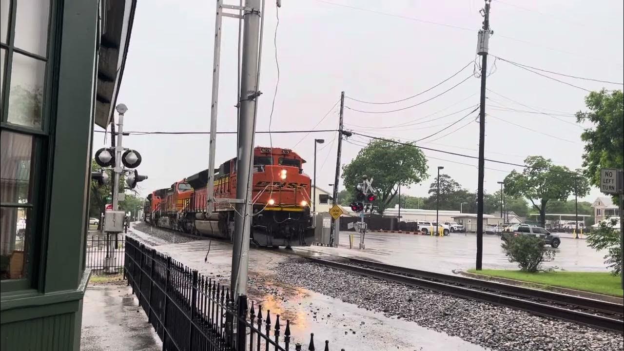 Rainy day BNSF train on UP trackage rights by the depot - YouTube