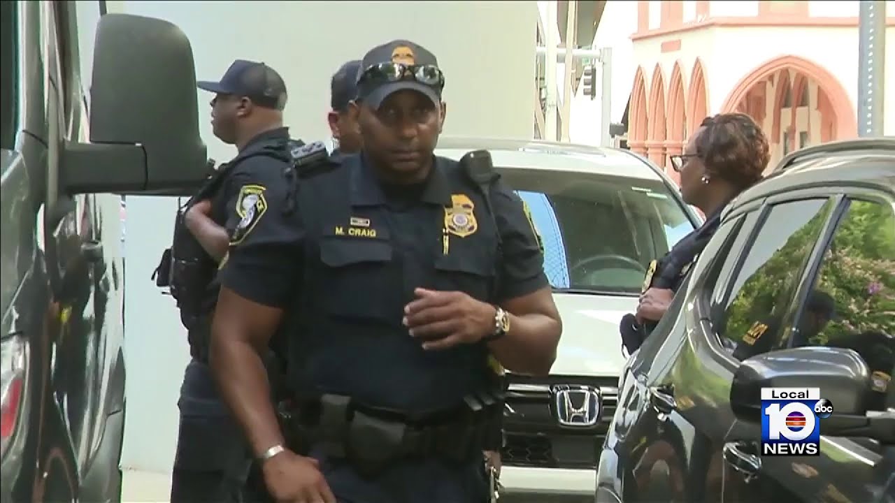 Law enforcement secures courthouse, perimeter in downtown Miami - YouTube
