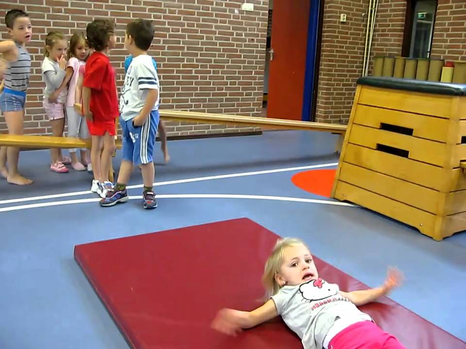 Koprollen in de gymzaal - YouTube