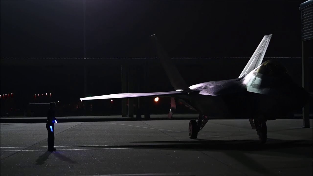USAF F-22 night launching - YouTube