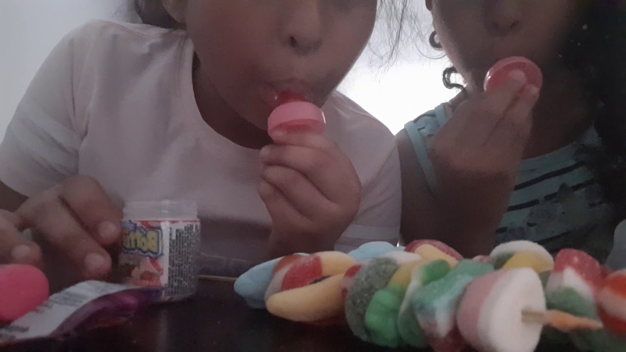 Comer muchas dulces - YouTube