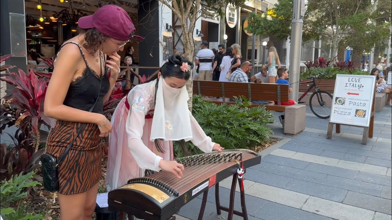 Traditional Chinese GuZheng music / 澳洲黄金海岸古筝演奏：伤离别！ - YouTube