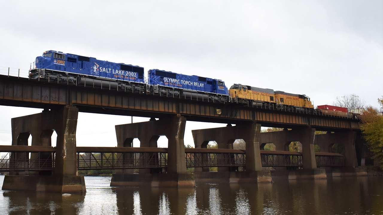 Union Pacific Olympic Engines 2001 and 2002 in Geneva, IL - 11/5/17 ...