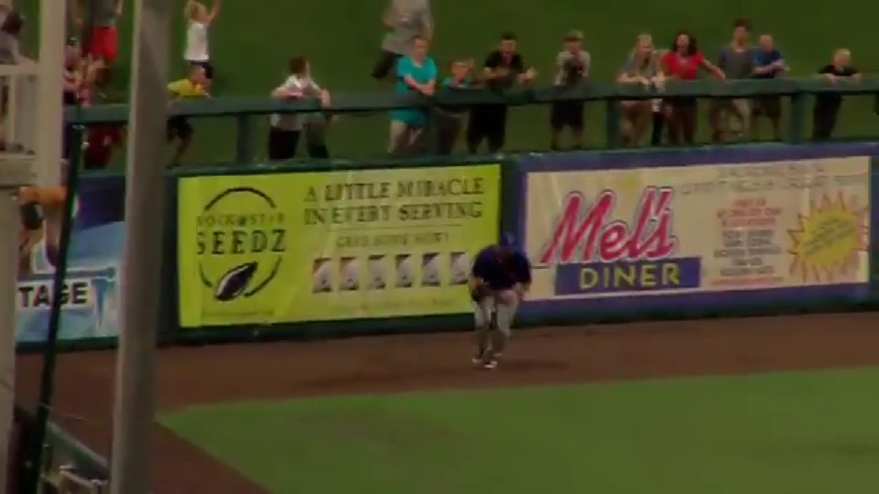 Tim Tebow runs into left field wall, robs home run from Fort Myers ...