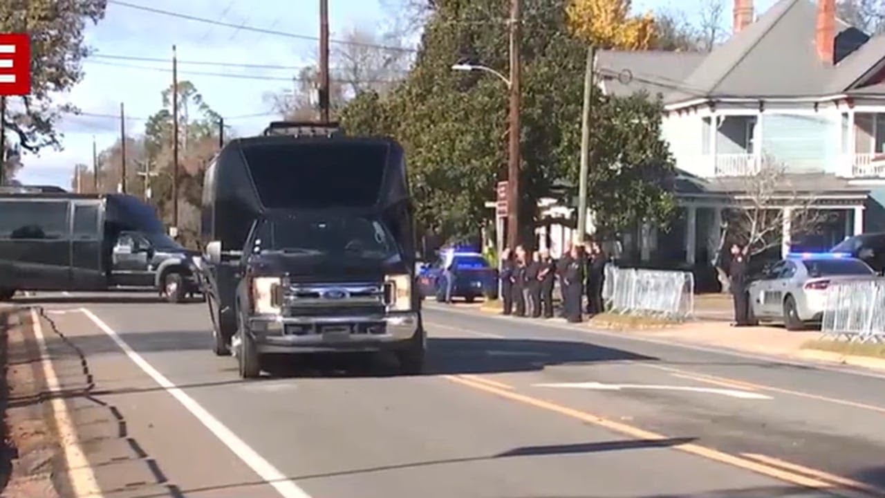 Rosalynn Carter's memorial motorcade leaves from Plains - YouTube